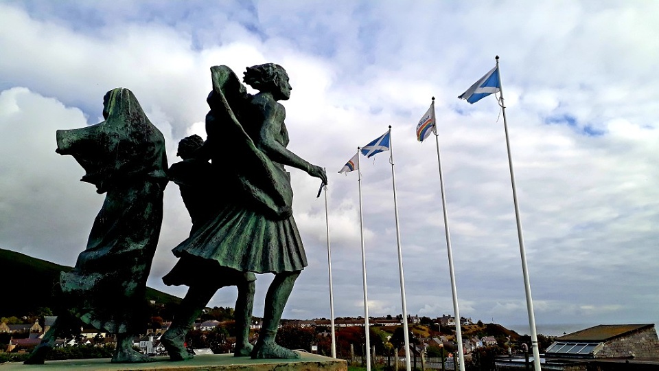 The Emigrants Statue at Helmsdale | bevhumphrey | Blipfoto