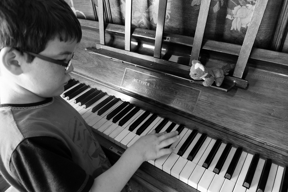 Pentatonic plunking | Red | Blipfoto