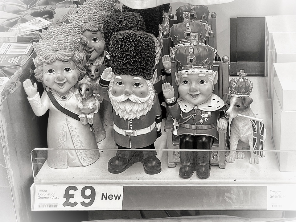 Coronation gnomes | Ingeborg | Blipfoto
