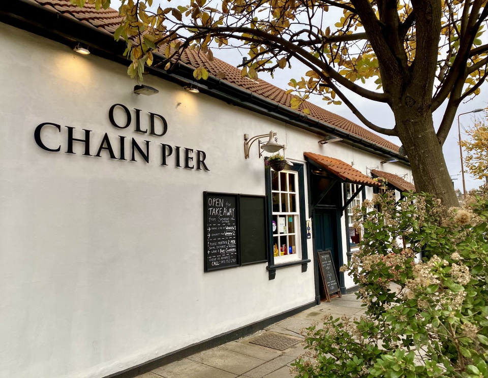 Old Chain Pier pub | edisteve | Blipfoto