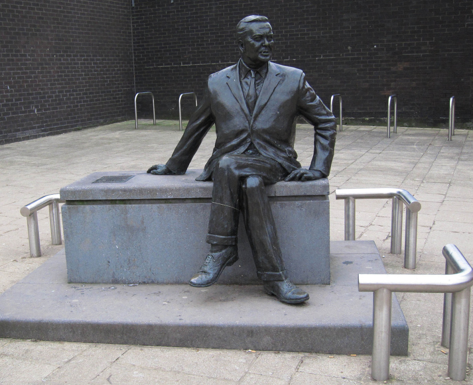 Harold Wilson statue Huyton | pennipics | Blipfoto