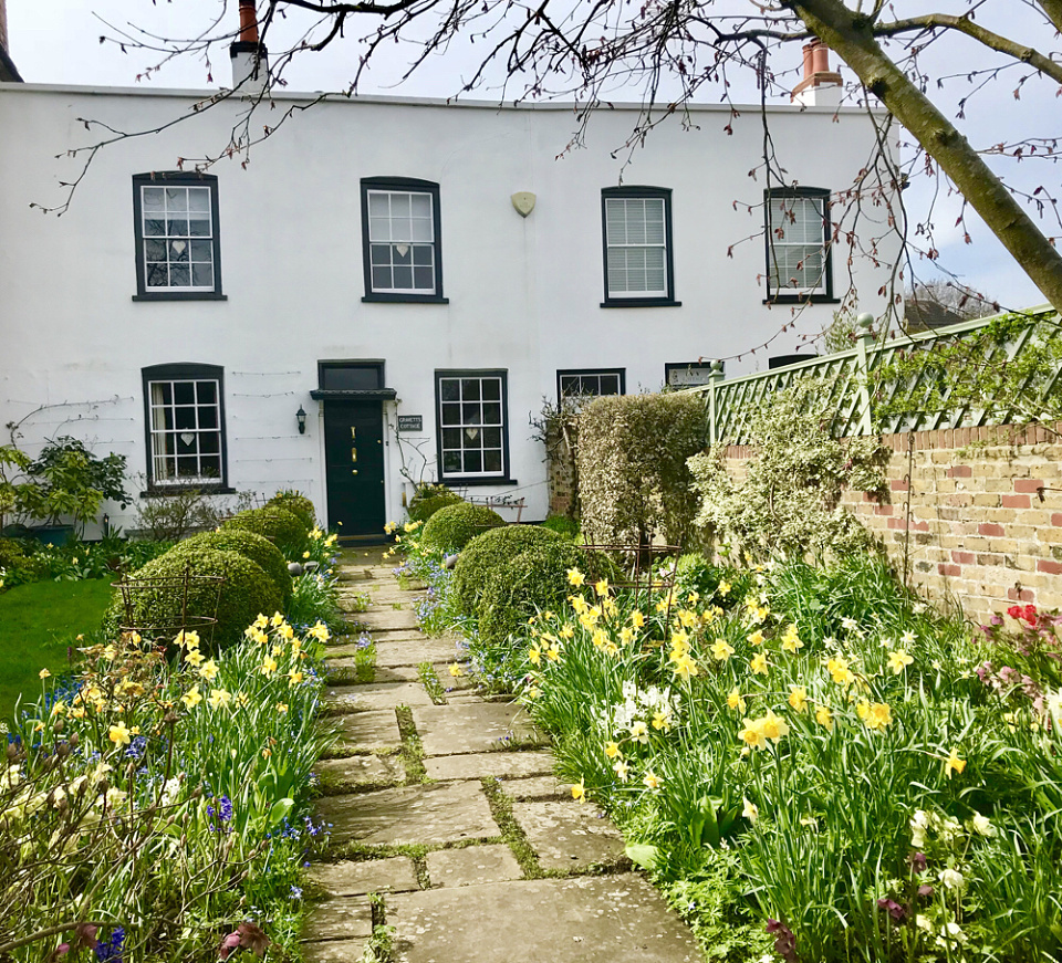 Springtime cottage | Carscribe | Blipfoto