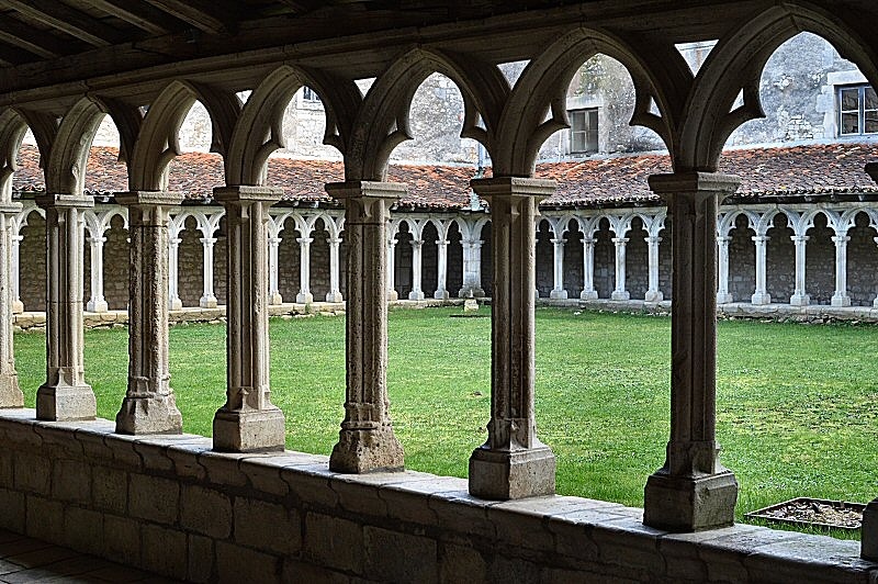 Cloître du Couvent des Carmes | Charente | Blipfoto