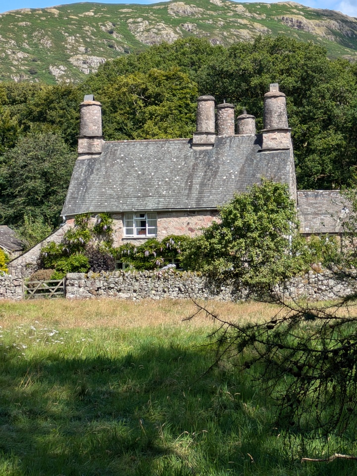 Interesting chimneys on Dalegarth Hall | biblinros | Blipfoto