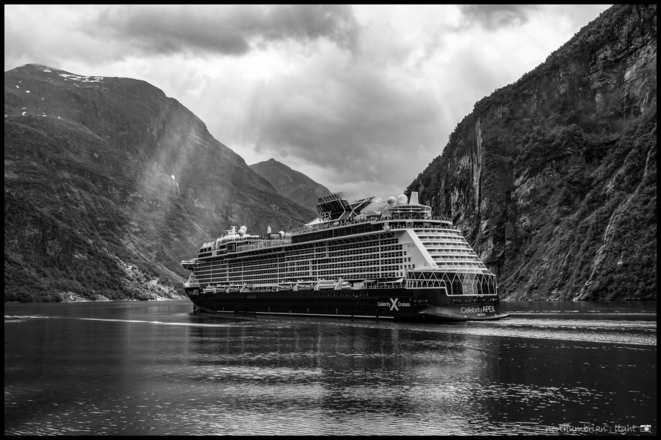 Dramatic encounter ... | RobinDown | Blipfoto