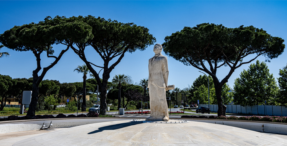 Statue on a roundabout | gblrps | Blipfoto