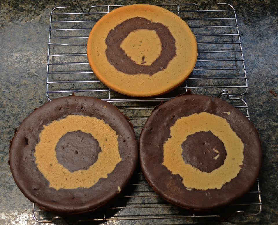 Running rings around a cake tin | Maurice1948 | Blipfoto