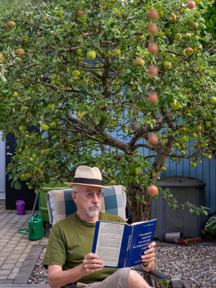 Scientific studies under the apple tree | GoranZebuhr | Blipfoto