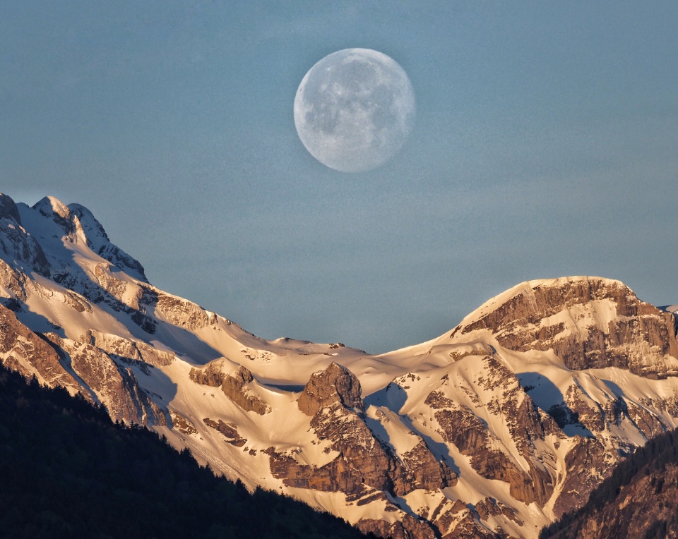 Fading Morning Moon Bubble | HilarysView | Blipfoto