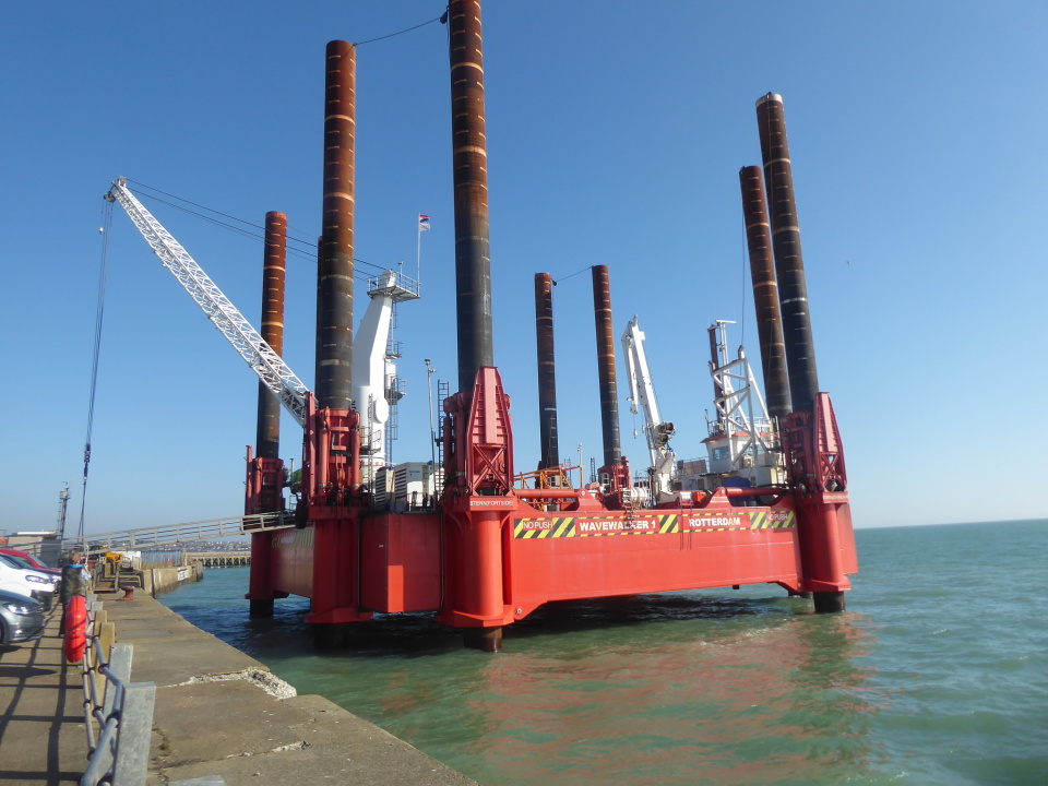 Nice clear day to see the Wavewalker. | MH | Blipfoto