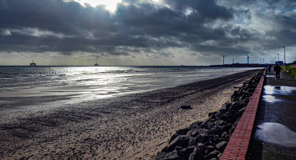 Leven Beach at Lunchtime | frequentframes | Blipfoto