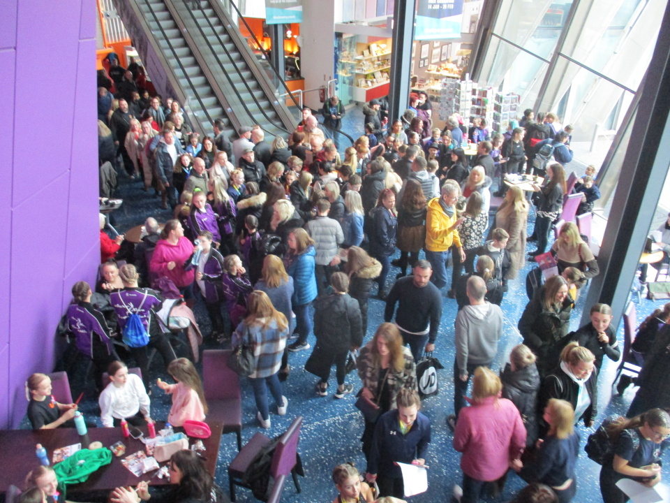 Busy Gym Crowd. | endangeredspec | Blipfoto