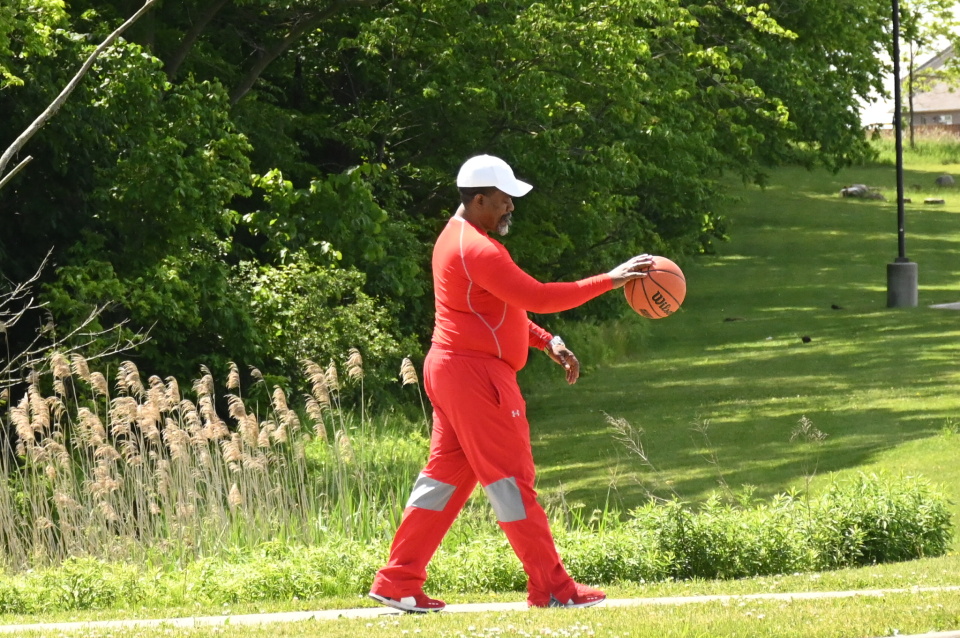 Bouncing a ball | jandeblipper | Blipfoto