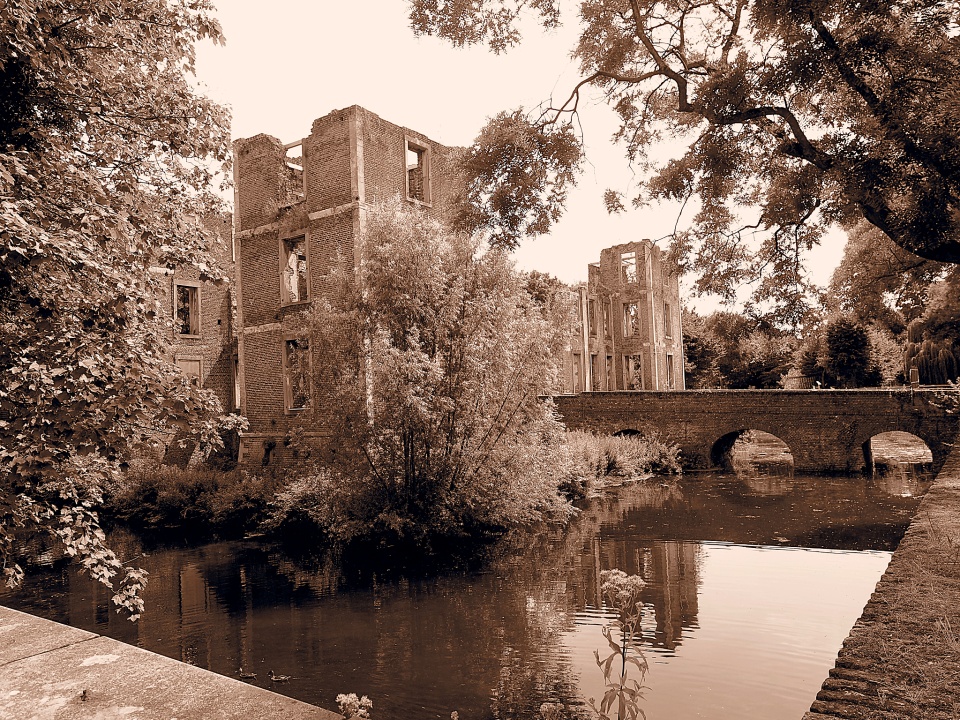 Castle ruins.... | pkln | Blipfoto