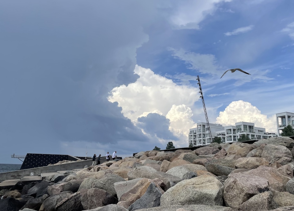 A bath in thunderstorm | MissRAble | Blipfoto